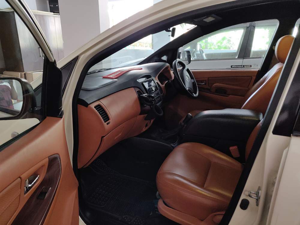 Used Toyota Innova 2.5 V in Bangalore 2009 model, India at Best Price.
